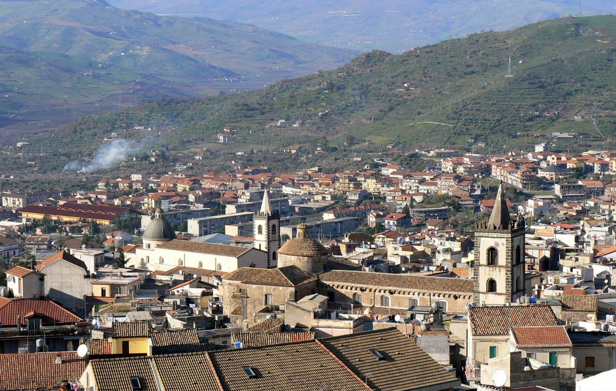 Bronte e Zafferana, comuni catanesi del pistacchio e del miele